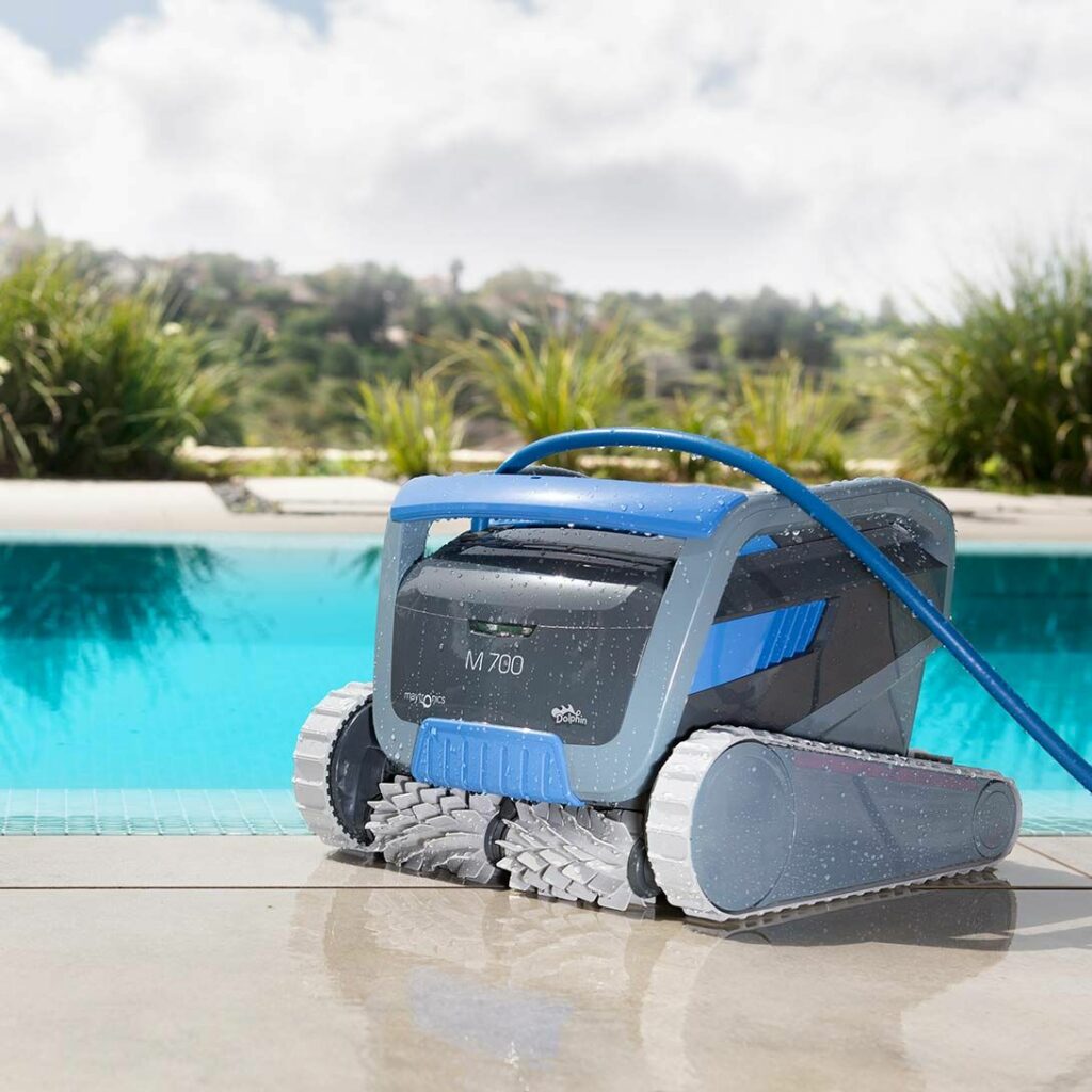 Robots de piscines | Robot Dolphin M700 | Piscine Spa 74 Haute Savoie ...